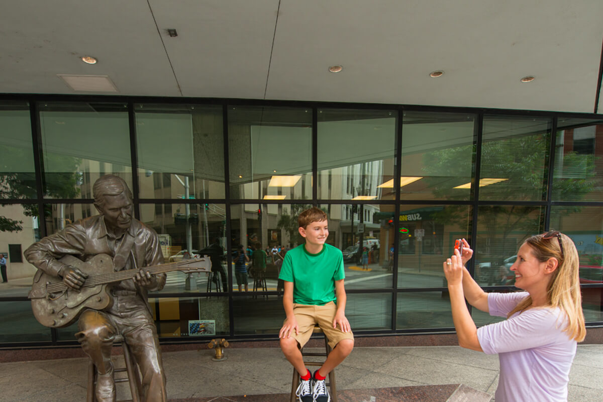 Nashville Chet Atkins Statue Information Guide